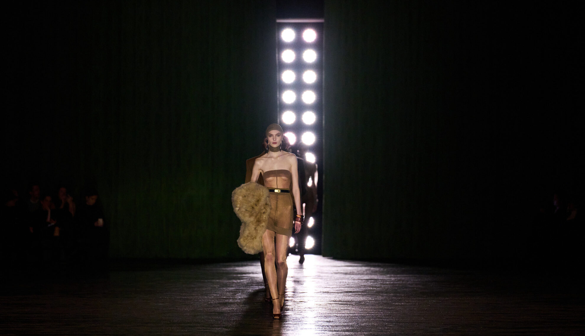 YSL FW '24: Η συλλογή του Anthony Vaccarello ήταν ακριβής, μοναδική και κυρίως διάφανη - The Issue